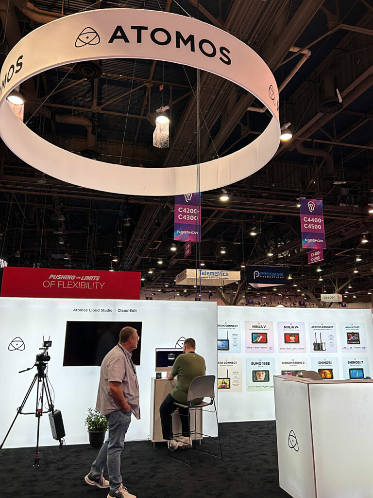 B_NAB23_Atomos_Stand - film-tv-video.de