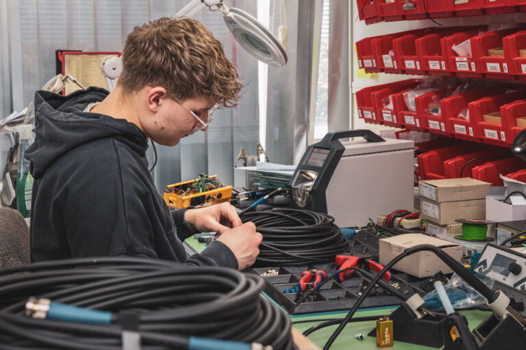 Reparieren statt wegwerfen: Die Werkstatt von Teltec in Hamburg - film ...